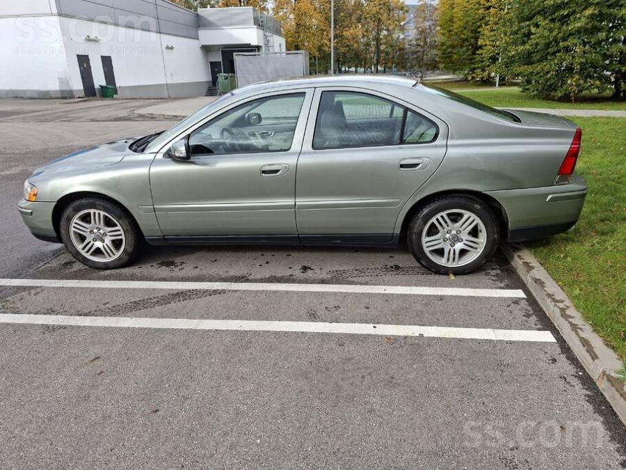 Green Volvo S60 2006 in Riga, with an engine capacity of 2.40 L and mileage of 256 thousand km for 1850 €, photo 1 on AUTOMOTO.COM.LV