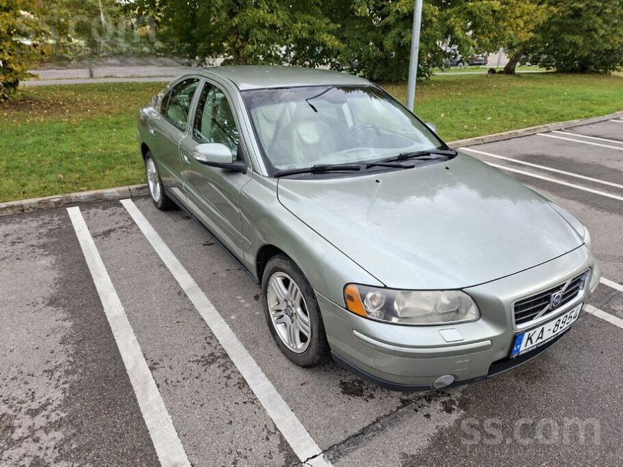 Green Volvo S60 2006 in Riga, with an engine capacity of 2.40 L and mileage of 256 thousand km for 1850 €, photo 4 on AUTOMOTO.COM.LV