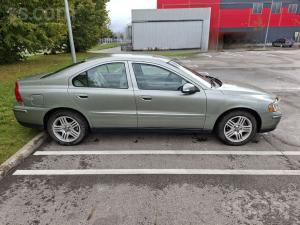 Green Volvo S60 2006 in Riga, with an engine capacity of 2.40 L and mileage of 256 thousand km for 1850 €, photo 5 on AUTOMOTO.COM.LV