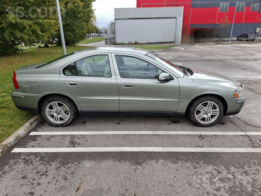 Green Volvo S60 2006 in Riga, with an engine capacity of 2.40 L and mileage of 256 thousand km for 1850 €, photo 5 on AUTOMOTO.COM.LV