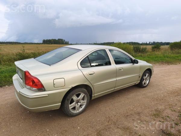 Zaļš Volvo S60 2007 Balvi, ar dzinēja tilpumu 2.40 L un nobraukumu 397 tūkst. km par 1600 €, foto 2 vietnē AUTOMOTO.COM.LV