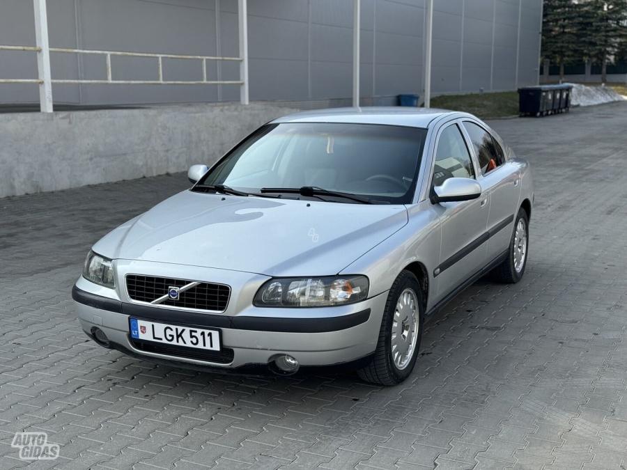 Grey Volvo S60 2002 in Vilnius, with an engine capacity of 2.40 L and mileage of 370 thousand km for 1450 €, photo 1 on AUTOMOTO.COM.LV