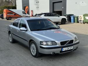 Grey Volvo S60 2002 in Vilnius, with an engine capacity of 2.40 L and mileage of 370 thousand km for 1450 €, photo 2 on AUTOMOTO.COM.LV