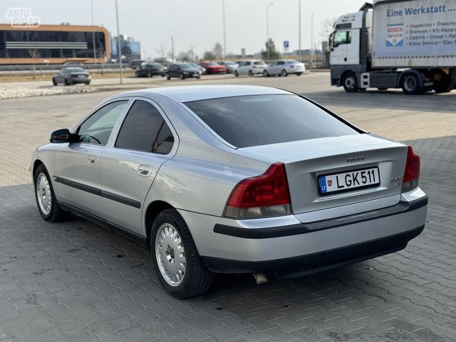 Grey Volvo S60 2002 in Vilnius, with an engine capacity of 2.40 L and mileage of 370 thousand km for 1450 €, photo 4 on AUTOMOTO.COM.LV
