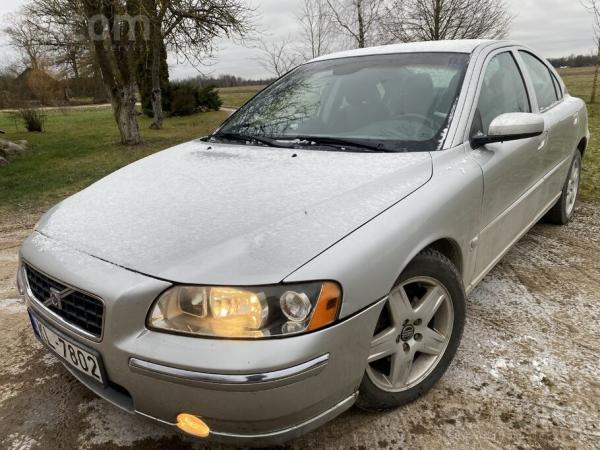 Grey Volvo S60 2005 in Preili, with an engine capacity of 2.40 L and mileage of 485 thousand km for 1450 €, photo 1 on AUTOMOTO.COM.LV