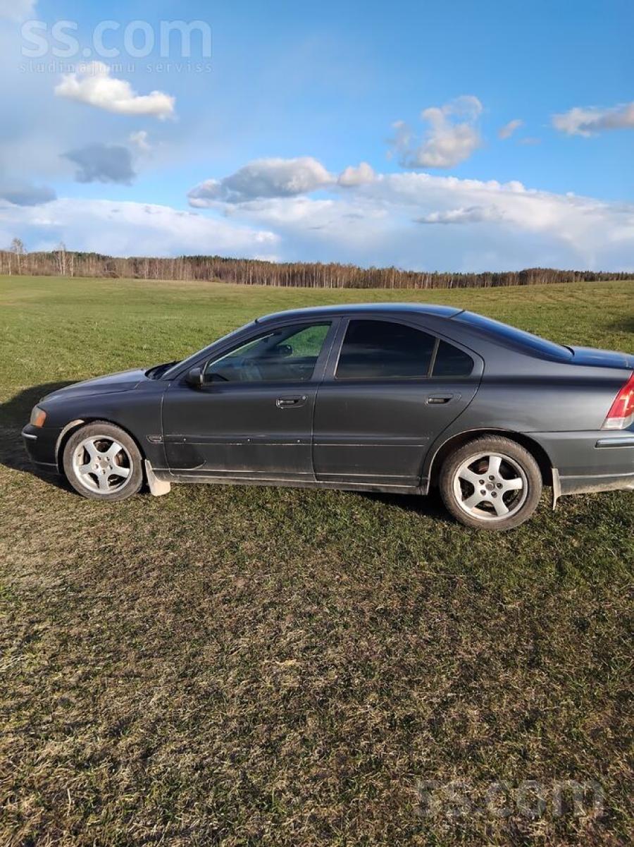 Pelēks Volvo S60 2006 Preiļi, ar dzinēja tilpumu 2.40 L un nobraukumu 359 tūkst. km par 1500 €, foto 1 vietnē AUTOMOTO.COM.LV