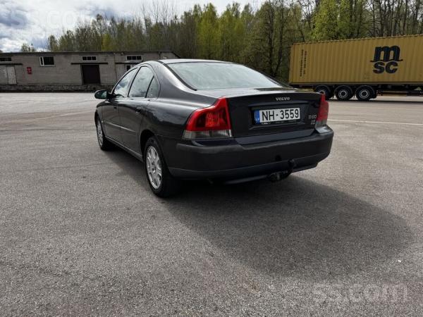 Grey Volvo S60 2001 in Riga, with an engine capacity of 2.40 L and mileage of 511 thousand km for 1700 €, photo 1 on AUTOMOTO.COM.LV
