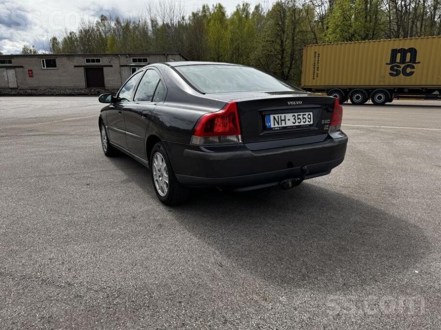 Grey Volvo S60 2001 in Riga, with an engine capacity of 2.40 L and mileage of 511 thousand km for 1700 €, photo 1 on AUTOMOTO.COM.LV