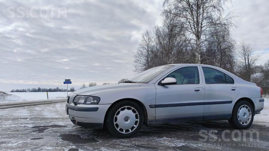 Grey Volvo S60 2001 in Ventspils, with an engine capacity of 2.40 L and mileage of 337 thousand km for 2000 €, photo 1 on AUTOMOTO.COM.LV