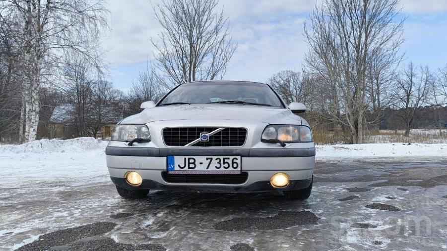 Grey Volvo S60 2001 in Ventspils, with an engine capacity of 2.40 L and mileage of 337 thousand km for 2000 €, photo 2 on AUTOMOTO.COM.LV