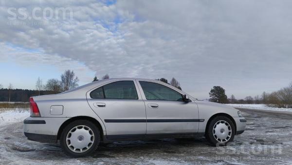 Grey Volvo S60 2001 in Ventspils, with an engine capacity of 2.40 L and mileage of 337 thousand km for 2000 €, photo 3 on AUTOMOTO.COM.LV