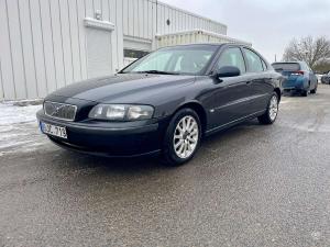 Grey Volvo S60 2001 in Vilnius, with an engine capacity of 2.32 L and mileage of 289 thousand km for 1900 €, photo  on AUTOMOTO.COM.LV