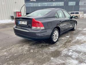 Grey Volvo S60 2001 in Vilnius, with an engine capacity of 2.32 L and mileage of 289 thousand km for 1900 €, photo 2 on AUTOMOTO.COM.LV