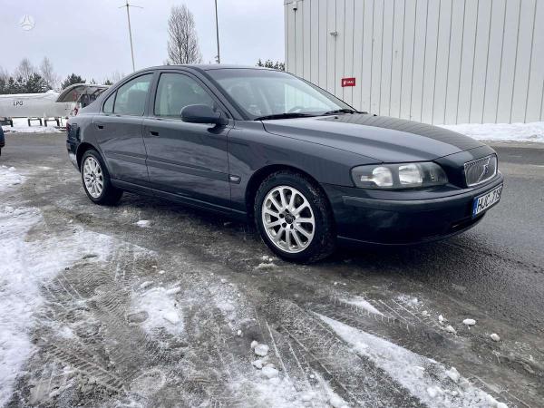 Pelēks Volvo S60 2001 Viļņa, ar dzinēja tilpumu 2.32 L un nobraukumu 289 tūkst. km par 1900 €, foto 3 vietnē AUTOMOTO.COM.LV