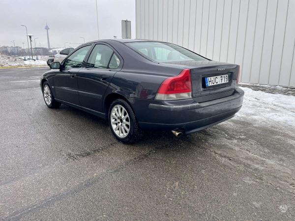 Pelēks Volvo S60 2001 Viļņa, ar dzinēja tilpumu 2.32 L un nobraukumu 289 tūkst. km par 1900 €, foto 4 vietnē AUTOMOTO.COM.LV