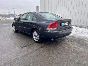 Grey Volvo S60 2001 in Vilnius, with an engine capacity of 2.32 L and mileage of 289 thousand km for 1900 €, photo 4 on AUTOMOTO.COM.LV