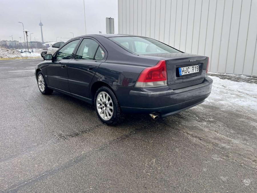 Grey Volvo S60 2001 in Vilnius, with an engine capacity of 2.32 L and mileage of 289 thousand km for 1900 €, photo 4 on AUTOMOTO.COM.LV