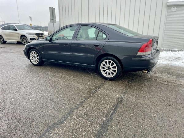 Pelēks Volvo S60 2001 Viļņa, ar dzinēja tilpumu 2.32 L un nobraukumu 289 tūkst. km par 1900 €, foto 5 vietnē AUTOMOTO.COM.LV