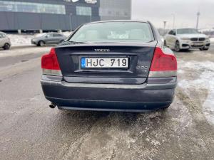 Grey Volvo S60 2001 in Vilnius, with an engine capacity of 2.32 L and mileage of 289 thousand km for 1900 €, photo 9 on AUTOMOTO.COM.LV