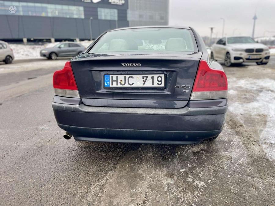 Grey Volvo S60 2001 in Vilnius, with an engine capacity of 2.32 L and mileage of 289 thousand km for 1900 €, photo 9 on AUTOMOTO.COM.LV