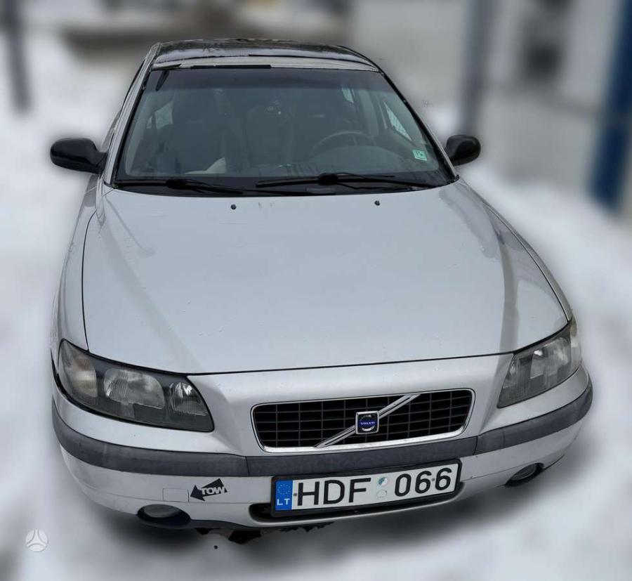 Grey Volvo S60 2001 in Klaipeda, with an engine capacity of 2.44 L and mileage of 253 thousand km for 990 €, photo 1 on AUTOMOTO.COM.LV