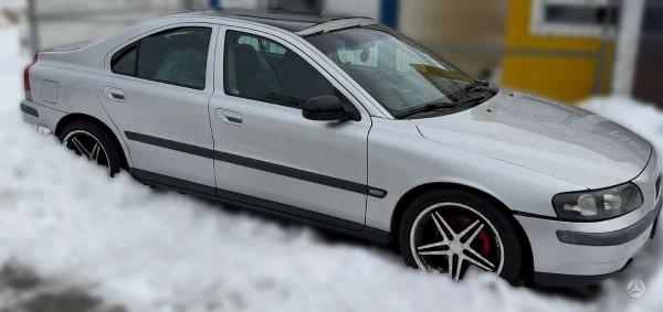 Grey Volvo S60 2001 in Klaipeda, with an engine capacity of 2.44 L and mileage of 253 thousand km for 990 €, photo 2 on AUTOMOTO.COM.LV
