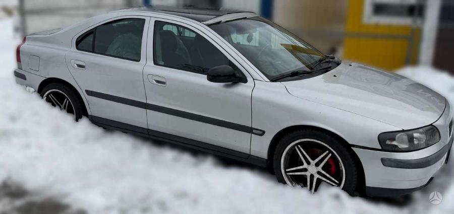 Grey Volvo S60 2001 in Klaipeda, with an engine capacity of 2.44 L and mileage of 253 thousand km for 990 €, photo 2 on AUTOMOTO.COM.LV
