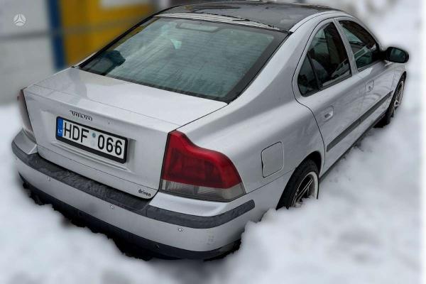 Grey Volvo S60 2001 in Klaipeda, with an engine capacity of 2.44 L and mileage of 253 thousand km for 990 €, photo 3 on AUTOMOTO.COM.LV