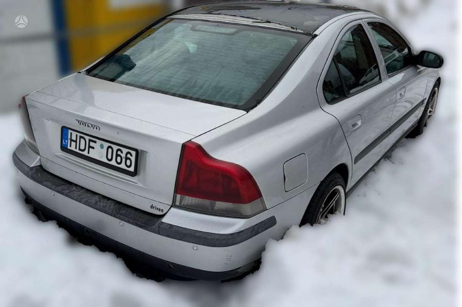Grey Volvo S60 2001 in Klaipeda, with an engine capacity of 2.44 L and mileage of 253 thousand km for 990 €, photo 3 on AUTOMOTO.COM.LV