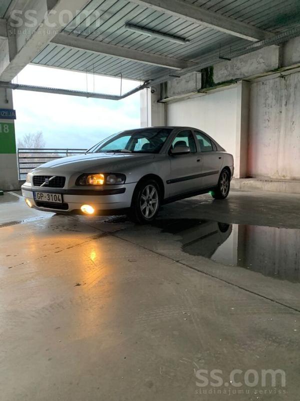 Grey Volvo S60 2001 in Riga, with an engine capacity of 2.40 L and mileage of 301 thousand km for 1290 €, photo 1 on AUTOMOTO.COM.LV