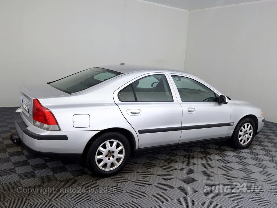 Pelēks Volvo S60 2001 Tallina, ar dzinēja tilpumu 2.40 L un nobraukumu 343 tūkst. km par 599 €, foto 4 vietnē AUTOMOTO.COM.LV