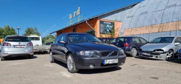 Pelēks Volvo S60 2001 Valmiera, ar dzinēja tilpumu 2.40 L un nobraukumu 328 tūkst. km par 1000 €, foto 1 vietnē AUTOMOTO.COM.LV