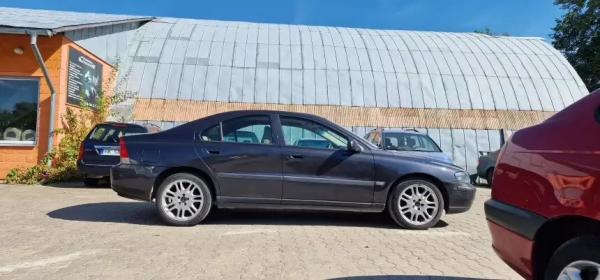 Pelēks Volvo S60 2001 Valmiera, ar dzinēja tilpumu 2.40 L un nobraukumu 328 tūkst. km par 1000 €, foto 2 vietnē AUTOMOTO.COM.LV