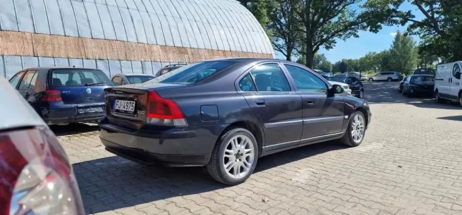 Pelēks Volvo S60 2001 Valmiera, ar dzinēja tilpumu 2.40 L un nobraukumu 328 tūkst. km par 1000 €, foto 4 vietnē AUTOMOTO.COM.LV