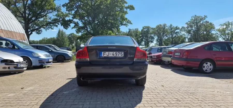 Pelēks Volvo S60 2001 Valmiera, ar dzinēja tilpumu 2.40 L un nobraukumu 328 tūkst. km par 1000 €, foto 5 vietnē AUTOMOTO.COM.LV