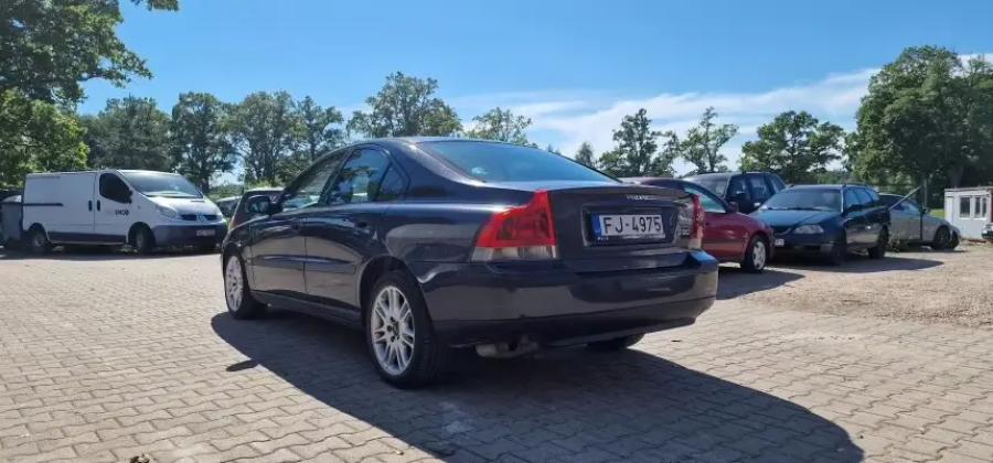 Pelēks Volvo S60 2001 Valmiera, ar dzinēja tilpumu 2.40 L un nobraukumu 328 tūkst. km par 1000 €, foto 6 vietnē AUTOMOTO.COM.LV