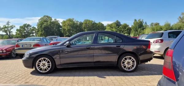 Pelēks Volvo S60 2001 Valmiera, ar dzinēja tilpumu 2.40 L un nobraukumu 328 tūkst. km par 1000 €, foto 6 vietnē AUTOMOTO.COM.LV
