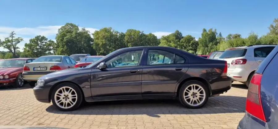 Pelēks Volvo S60 2001 Valmiera, ar dzinēja tilpumu 2.40 L un nobraukumu 328 tūkst. km par 1000 €, foto 7 vietnē AUTOMOTO.COM.LV