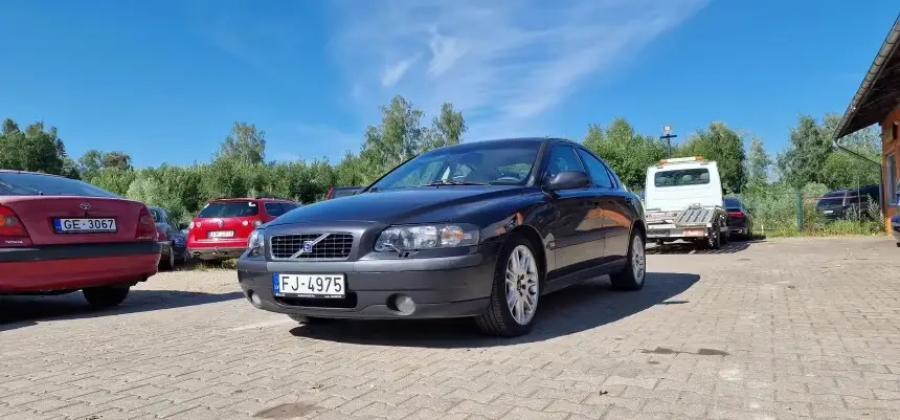 Pelēks Volvo S60 2001 Valmiera, ar dzinēja tilpumu 2.40 L un nobraukumu 328 tūkst. km par 1000 €, foto 8 vietnē AUTOMOTO.COM.LV