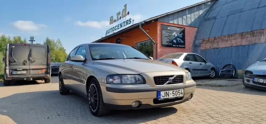 Pelēks Volvo S60 2001 Valmiera, ar dzinēja tilpumu 2.40 L un nobraukumu 490 tūkst. km par 700 €, foto 1 vietnē AUTOMOTO.COM.LV