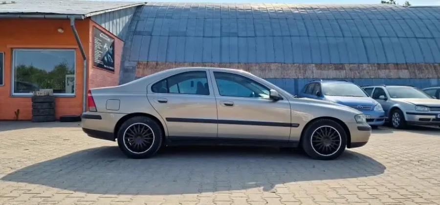 Pelēks Volvo S60 2001 Valmiera, ar dzinēja tilpumu 2.40 L un nobraukumu 490 tūkst. km par 700 €, foto 3 vietnē AUTOMOTO.COM.LV