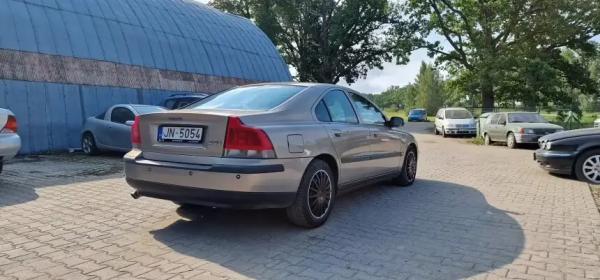 Grey Volvo S60 2001 in Valmiera, with an engine capacity of 2.40 L and mileage of 490 thousand km for 700 €, photo 3 on AUTOMOTO.COM.LV