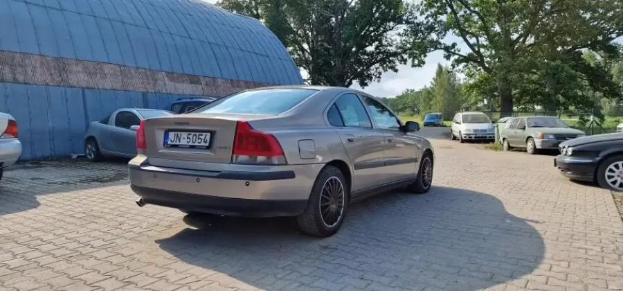 Pelēks Volvo S60 2001 Valmiera, ar dzinēja tilpumu 2.40 L un nobraukumu 490 tūkst. km par 700 €, foto 4 vietnē AUTOMOTO.COM.LV