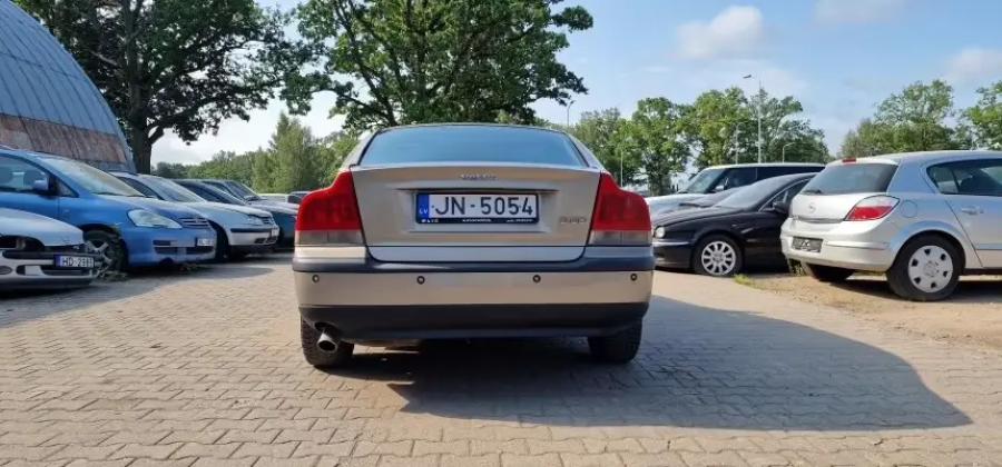 Pelēks Volvo S60 2001 Valmiera, ar dzinēja tilpumu 2.40 L un nobraukumu 490 tūkst. km par 700 €, foto 5 vietnē AUTOMOTO.COM.LV