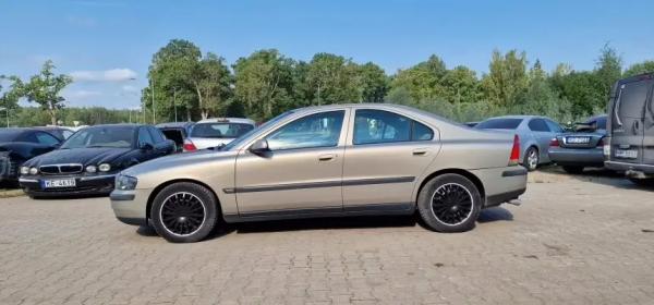 Grey Volvo S60 2001 in Valmiera, with an engine capacity of 2.40 L and mileage of 490 thousand km for 700 €, photo 6 on AUTOMOTO.COM.LV