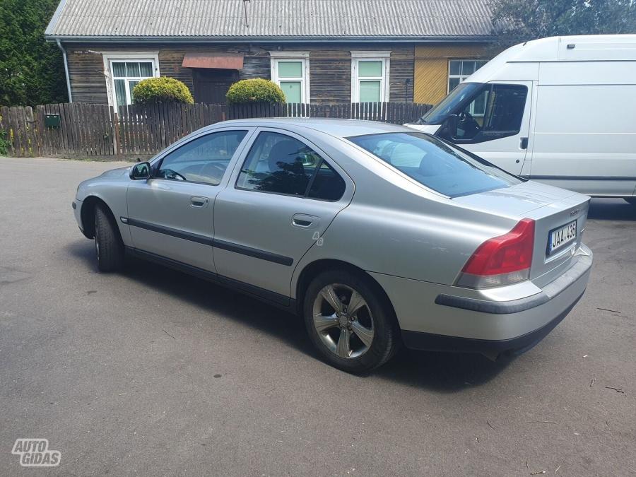 Pelēks Volvo S60 2001 Viļņa, ar dzinēja tilpumu 2.40 L un nobraukumu 392 tūkst. km par 1200 €, foto 3 vietnē AUTOMOTO.COM.LV