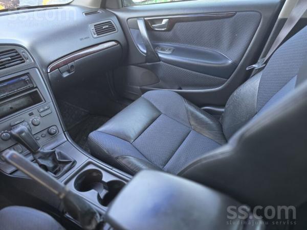 Grey Volvo S60 2001 in Daugavpils, with an engine capacity of 2.40 L and mileage of 0 thousand km for 1700 €, photo 7 on AUTOMOTO.COM.LV