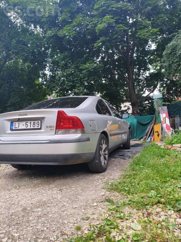 Grey Volvo S60 2001 in Riga, with an engine capacity of 2.40 L and mileage of 326 thousand km for 1000 €, photo 5 on AUTOMOTO.COM.LV