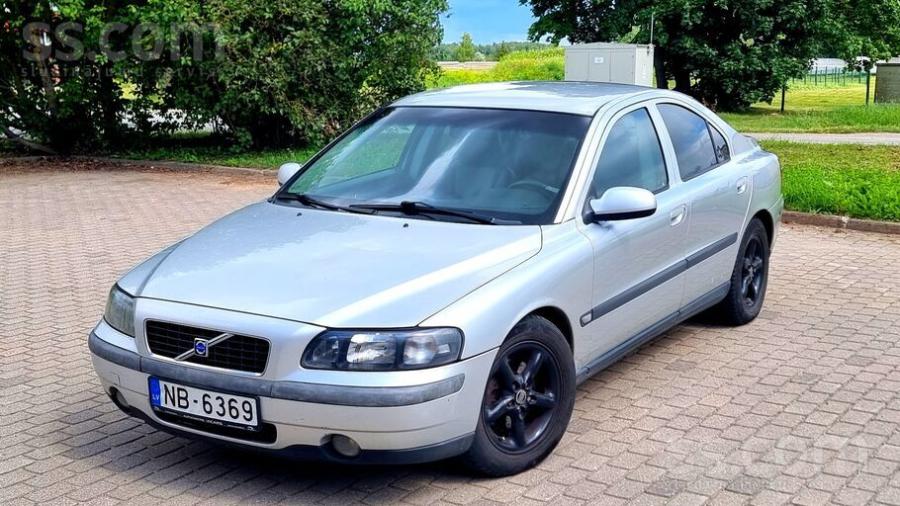 Grey Volvo S60 2001 in Cesis, with an engine capacity of 2.40 L and mileage of 412 thousand km for 1550 €, photo 1 on AUTOMOTO.COM.LV