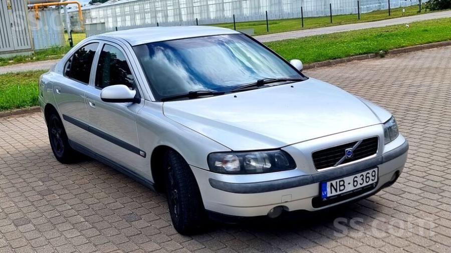 Grey Volvo S60 2001 in Cesis, with an engine capacity of 2.40 L and mileage of 412 thousand km for 1550 €, photo 4 on AUTOMOTO.COM.LV